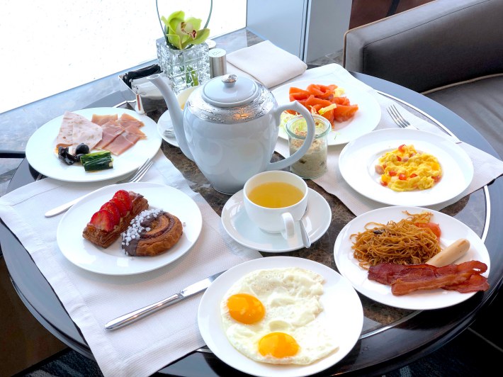 The Ritz-Carlton Hong Kong Club Lounge - Elite Lounge With Excellent ...