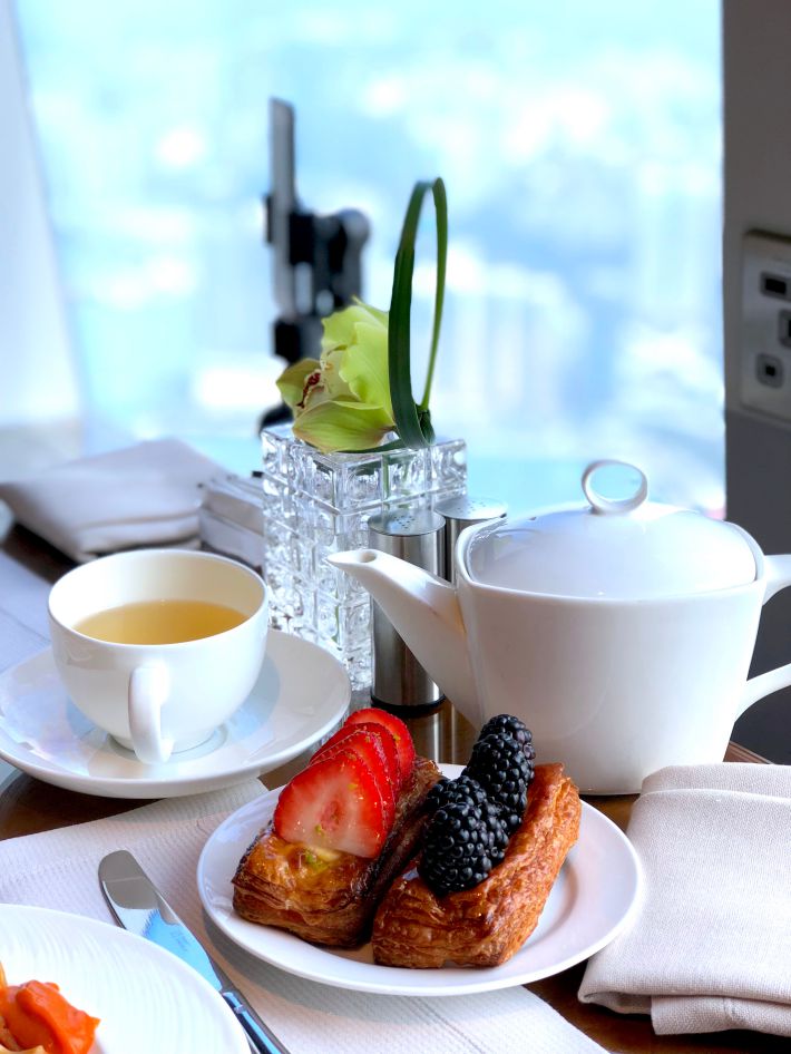 The Ritz-Carlton Hong Kong Club Lounge - Elite Lounge With Excellent ...