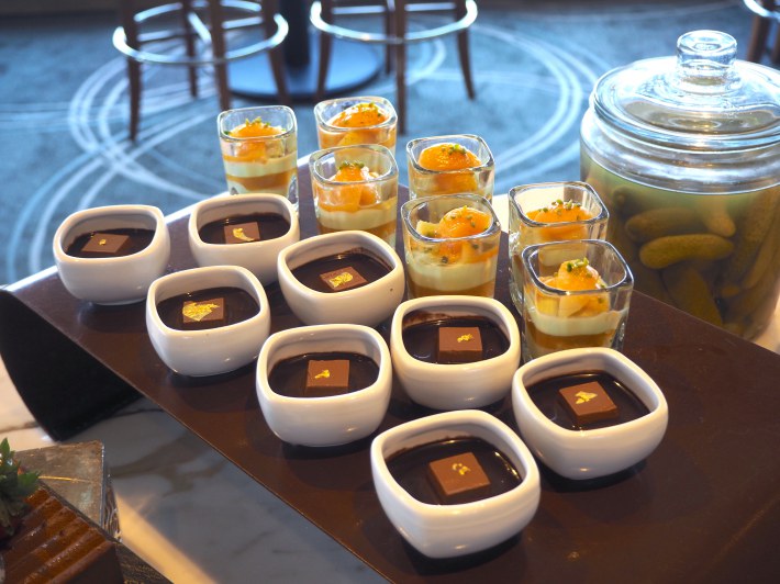 The Ritz-Carlton Hong Kong Club Lounge - Elite Lounge With Excellent ...