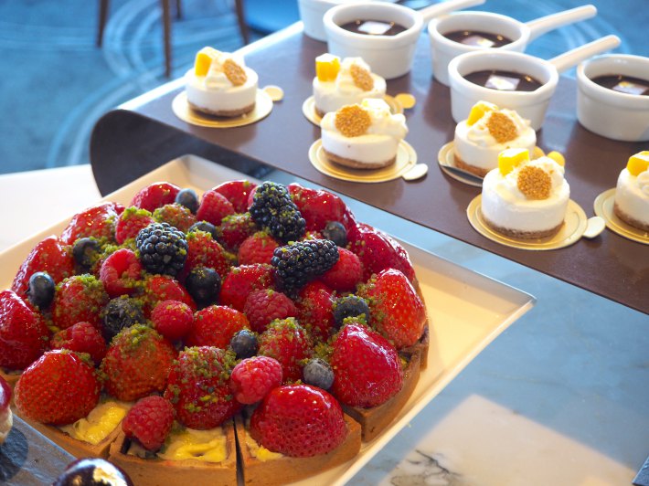 The Ritz-Carlton Hong Kong Club Lounge - Elite Lounge With Excellent ...